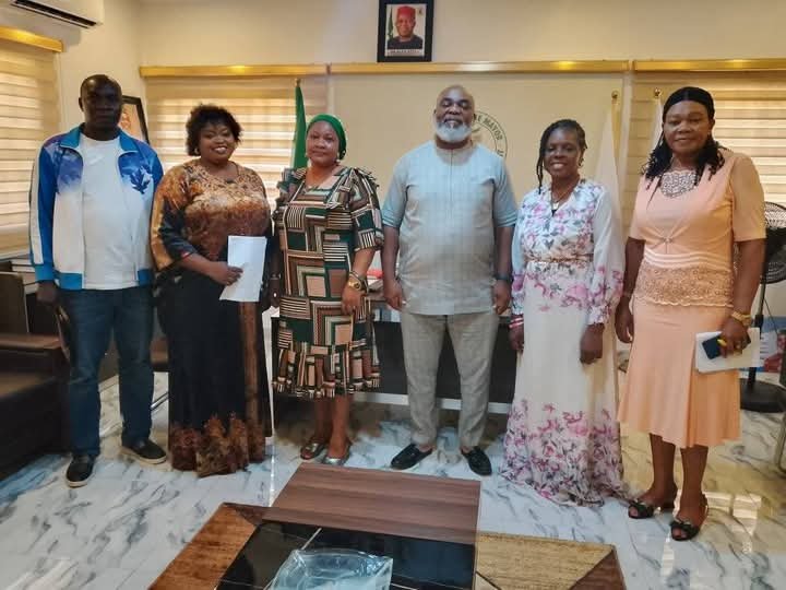 Ohafia Council Mayor, Chief Eleanya Ojuu Kalu Receives Mrs. Alaribe ...